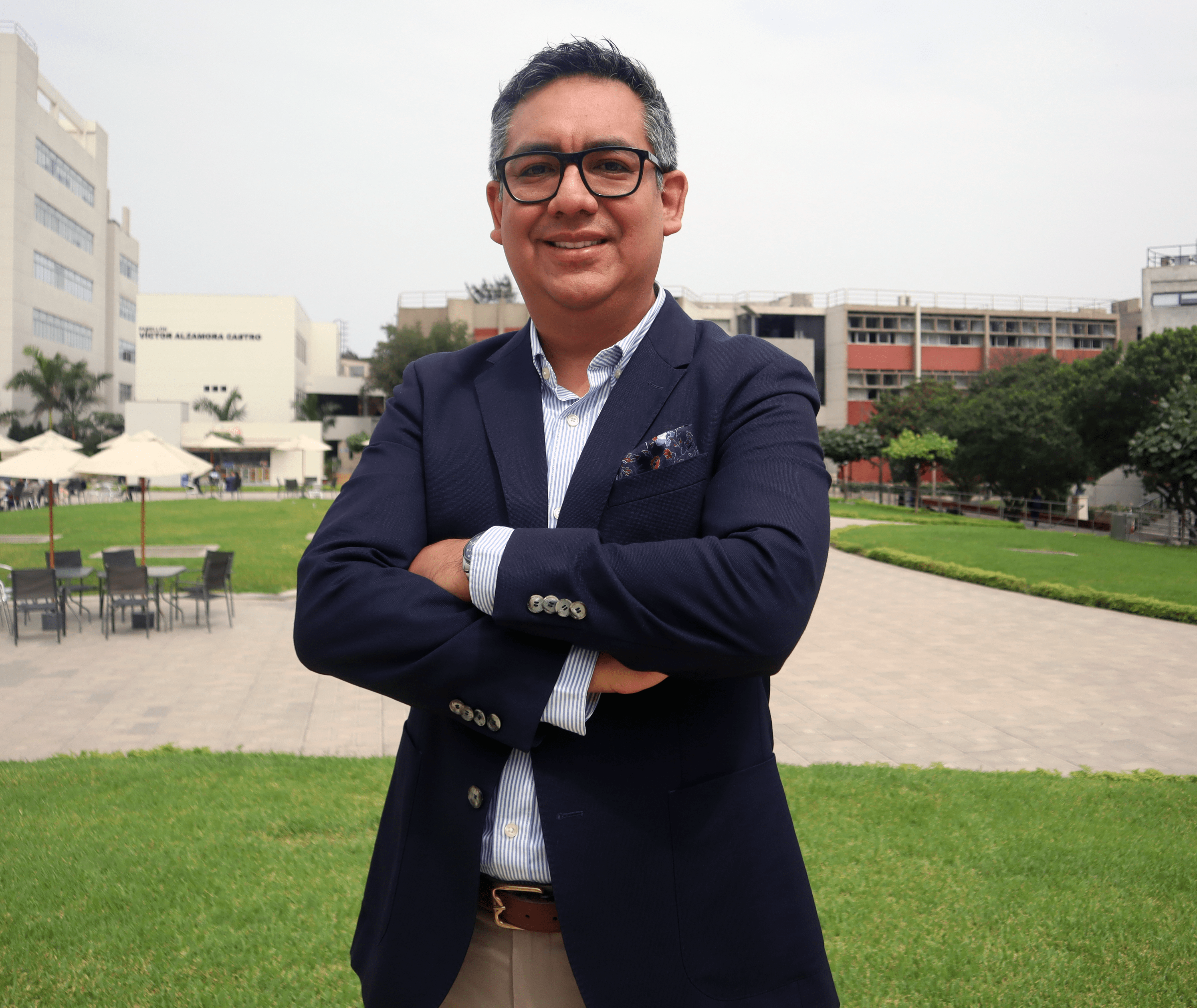 EL MAG. FRANCISCO ALVARADO, JEFE DE LA CARRERA DE ADMINISTRACIÓN ...